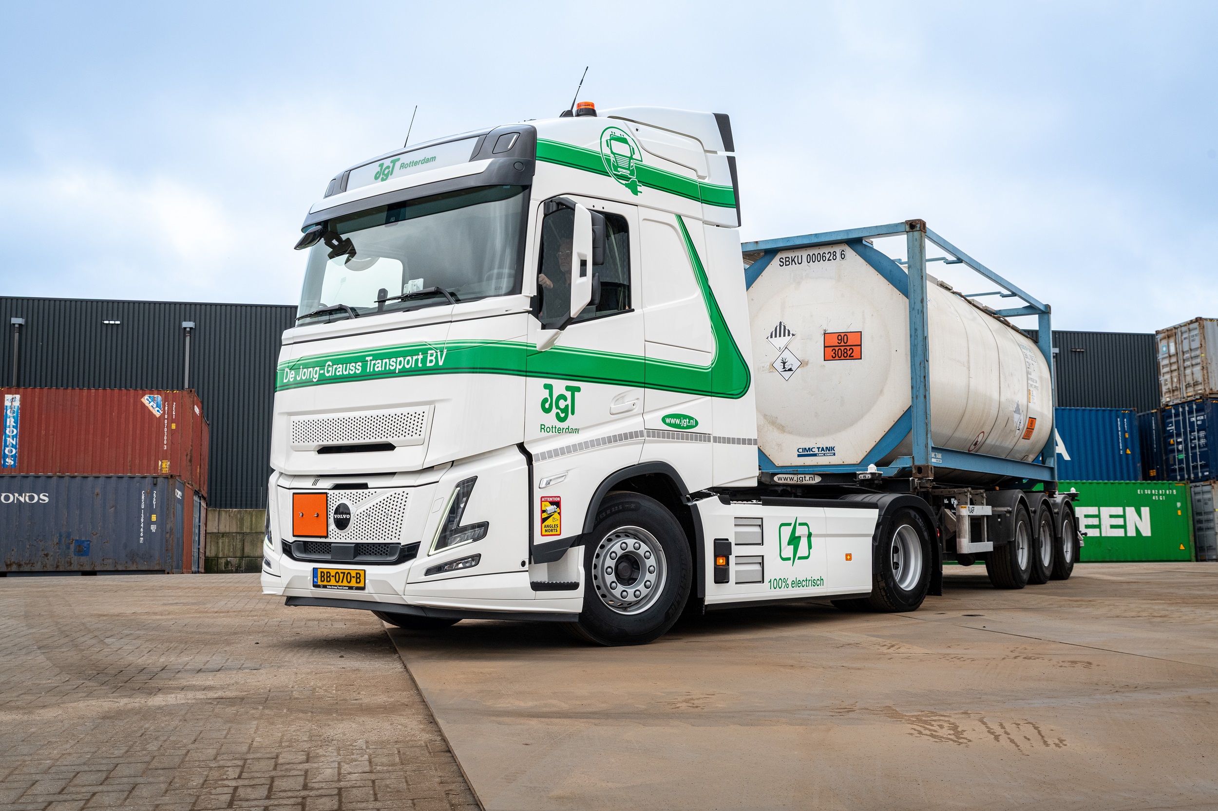 Primeur: eerste Volvo FH Aero Electric met ADR AT-goedkeuring voor JGT | Volvo Trucks